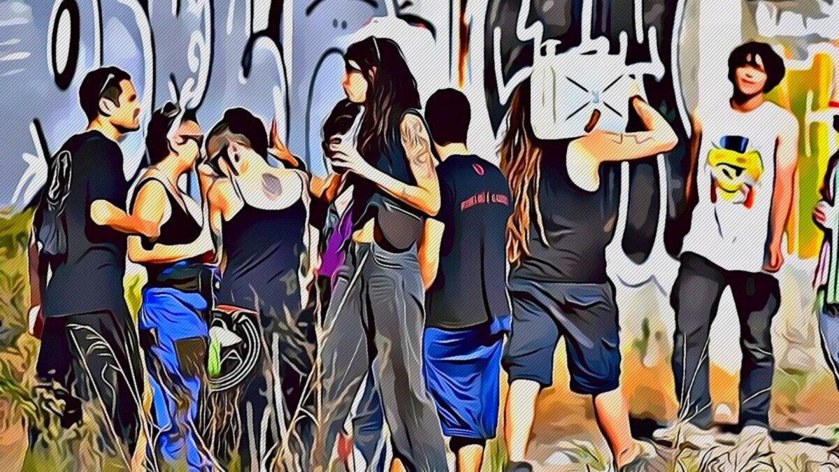 "Esco dalla mia anima". E il raver strafatto si getta dall'auto in corsa