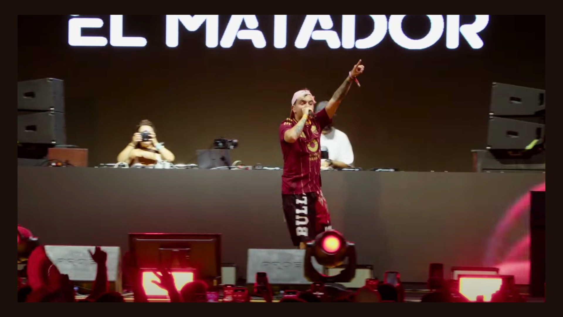 Il vergognoso video del rapper che vuol sparare agli sbirri