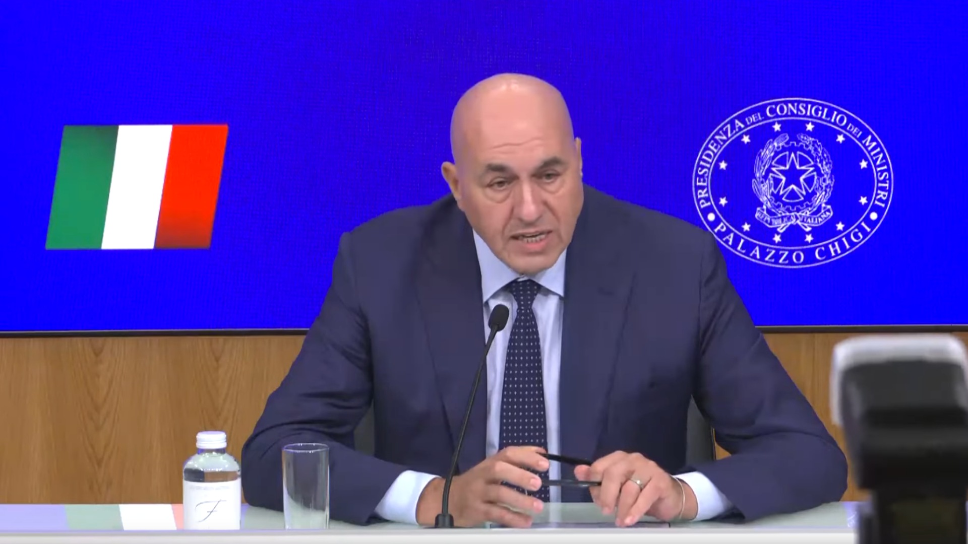 Il ministro Crosetto operato in ospedale. Meloni: "Forza Guido"