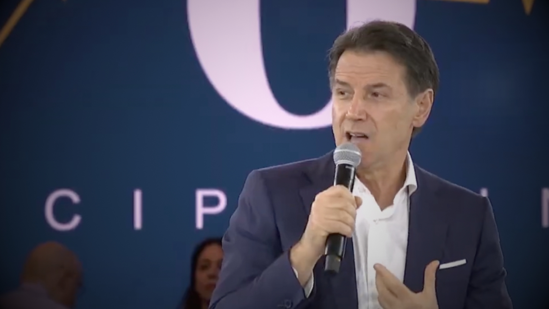 Il Vaffa Day affoga nella pochette: l'epilogo del M5S diventato partito