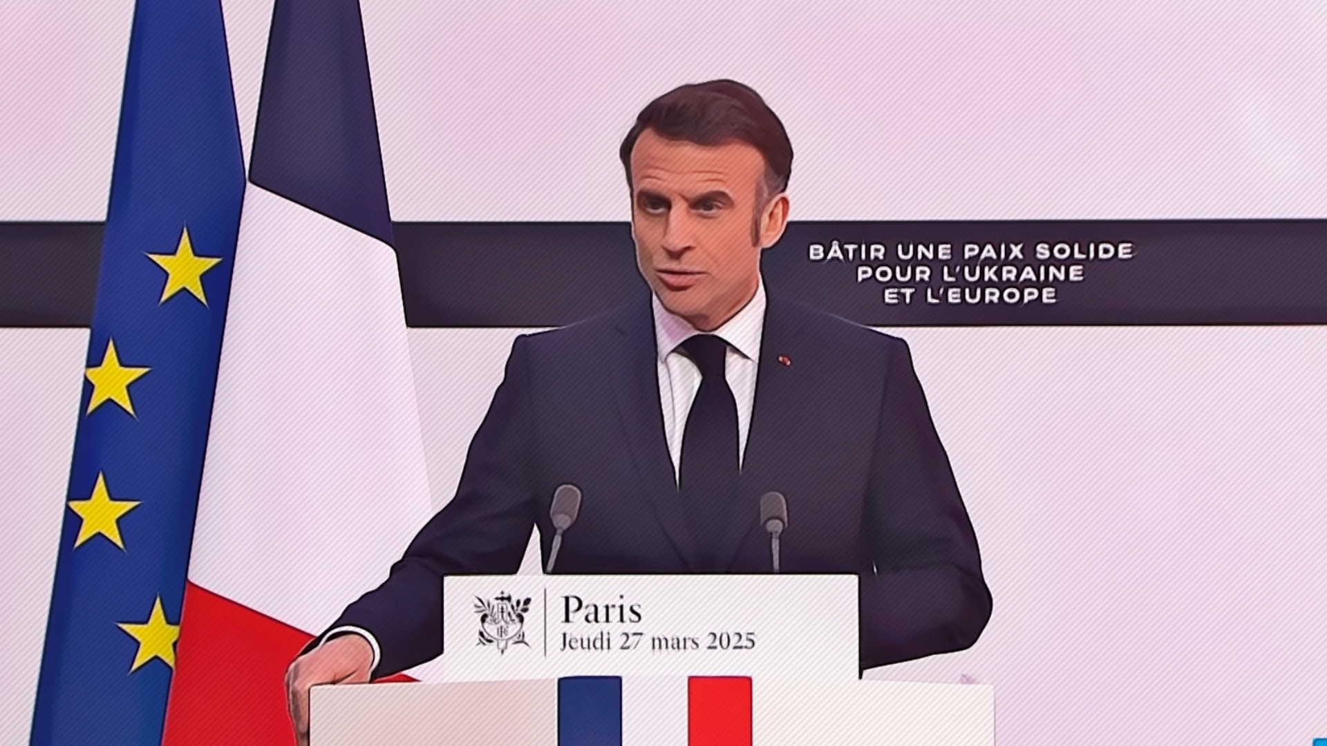 Il "piano" di Macron per l'Ucraina? Dare alle truppe un nome 'petaloso'