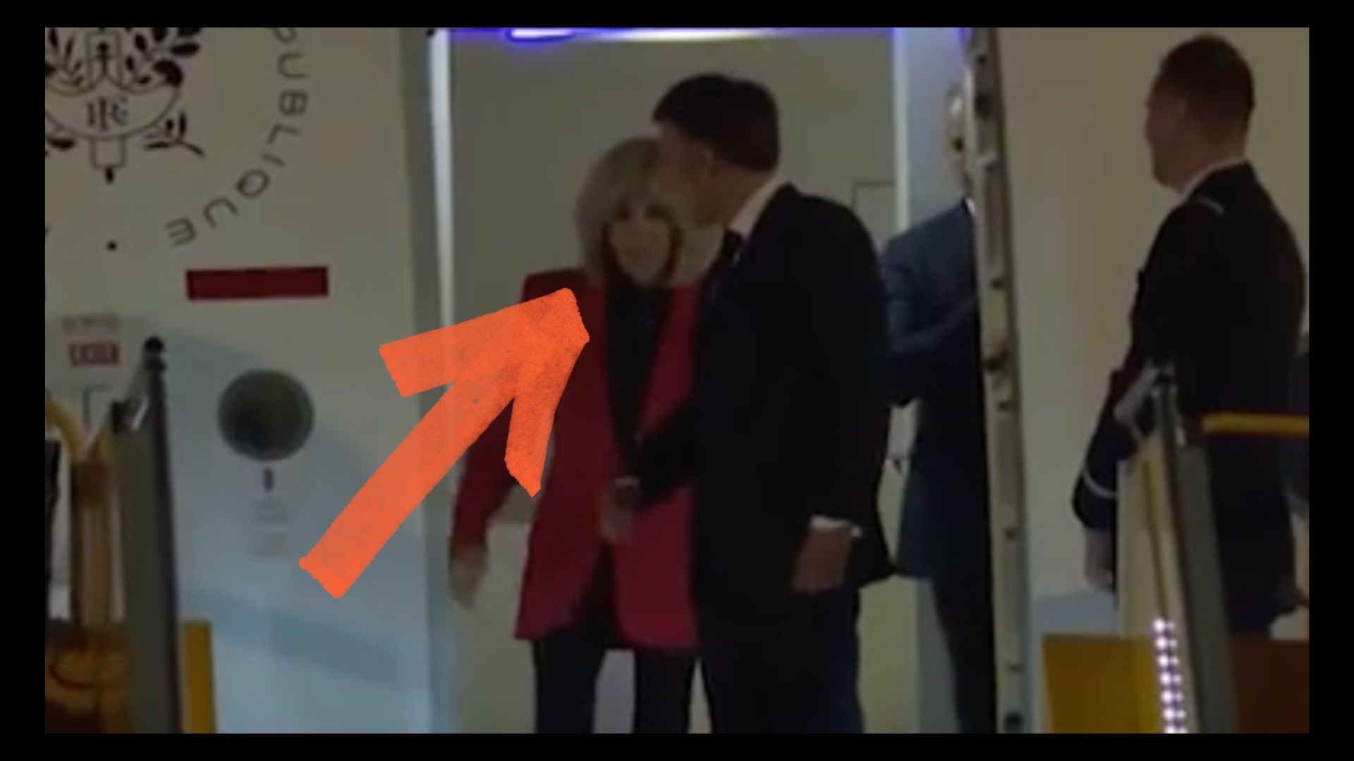 "Brigitte è nata uomo". La guerra mondiale dei Macron alla youtuber