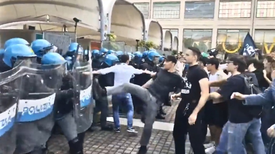 Salone del Libro, l'assalto antisemita dei Pro-Pal: scontri con la polizia