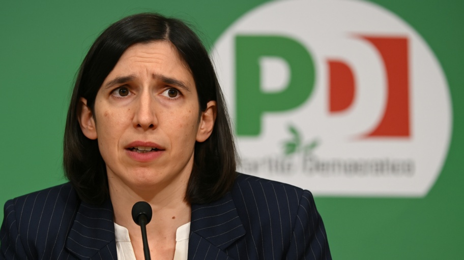 Il Pd sbanda sul riarmo: i riformisti sconfessano la Schlein